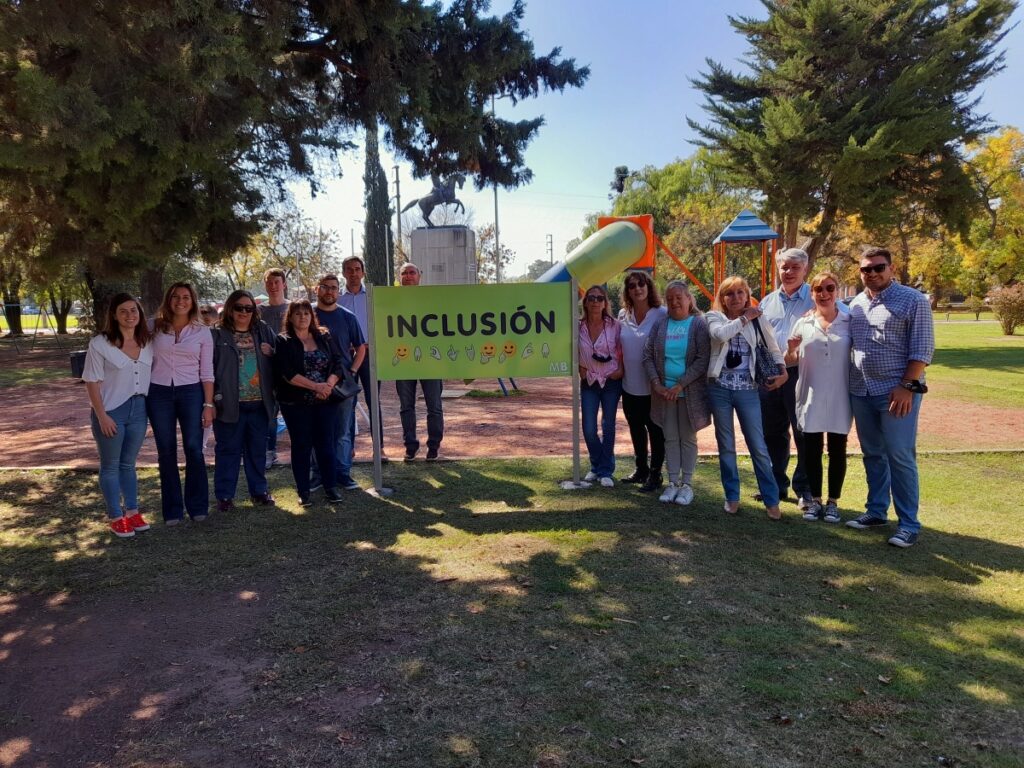 CARTEL INCLUSIVO EN LA PLAZA SAN MARTIN - Municipalidad de Bragado